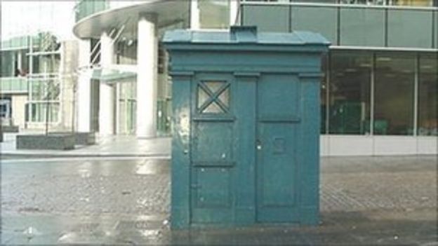 Police boxes go on sale in Edinburgh - BBC News