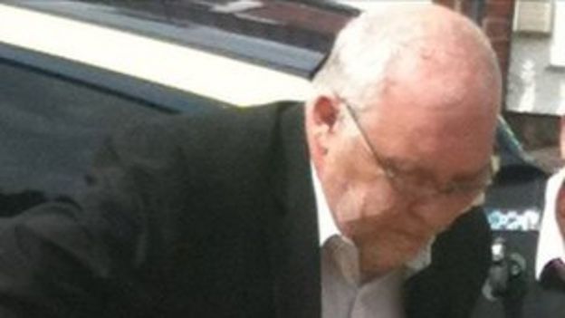 David Oakes trial: Murder accused 'did not shoot daughter' - BBC News