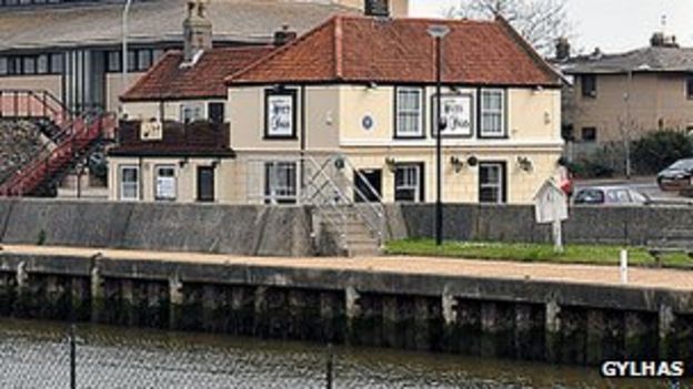 Great Yarmouth suspension bridge disaster memorial planned - BBC News