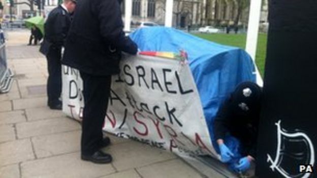 Police remove last anti-war protest tent near Parliament - BBC News