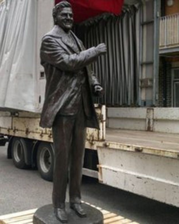 Don Revie statue unveiled 40 years after FA Cup victory - BBC News