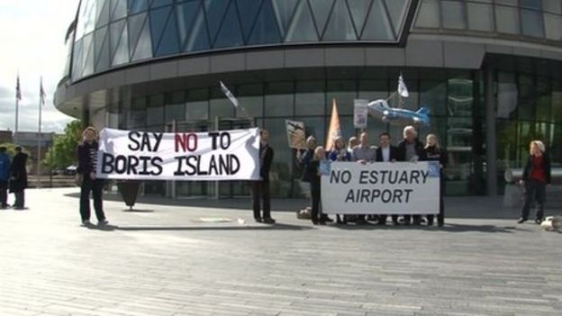 Airport protesters target London mayor Boris Johnson - BBC News