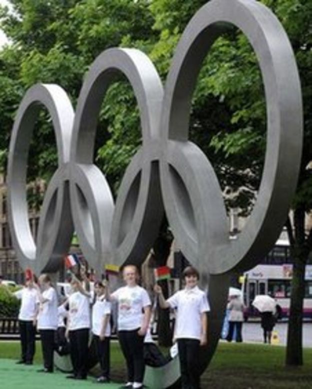 London 2012: Glasgow unveils UK's largest Olympic rings - BBC News