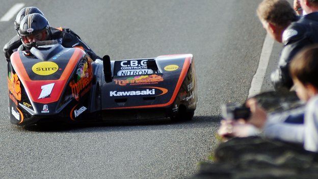 Isle of Man TT: Molyneux and Farrance go quickest - BBC Sport