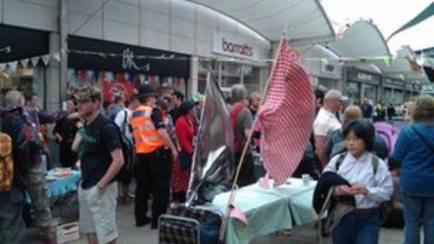 Police re-route anti-fascist march in Brighton - BBC News
