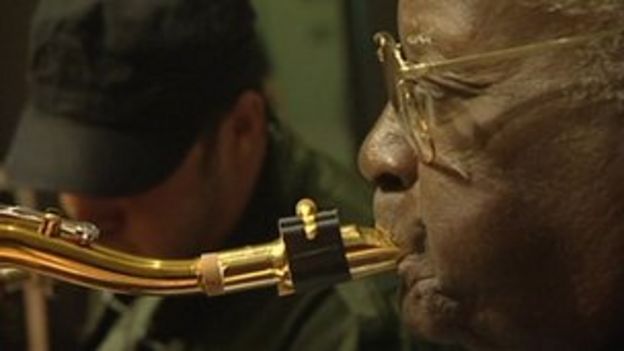 Jazz saxophonist Andy Hamilton dies - BBC News