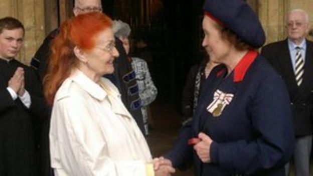 Northampton's 'supergran' given Queen's bravery award - BBC News