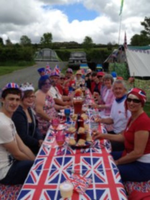 Jubilee celebrations continue in Devon - BBC News