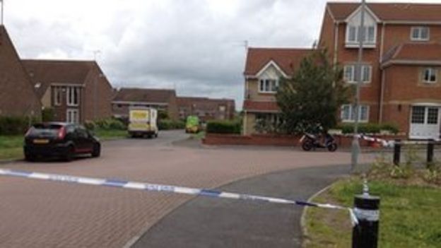 Swindon murder inquiry after man stabbed - BBC News
