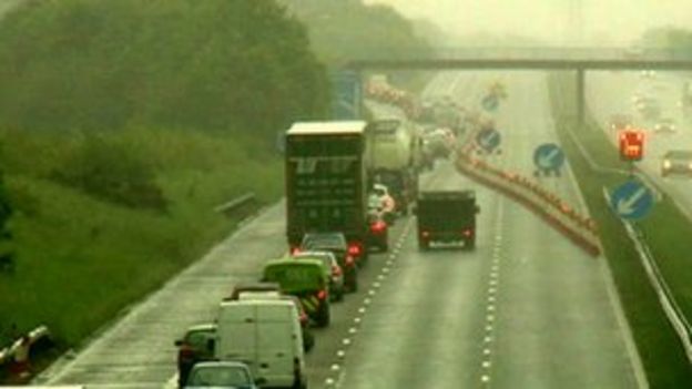 Motorway M61 around Manchester reopens after body found - BBC News