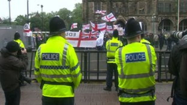 Eleven arrested at Rochdale EDL protest - BBC News
