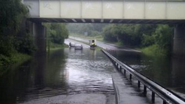 Flood and heavy rain warnings for England - BBC News