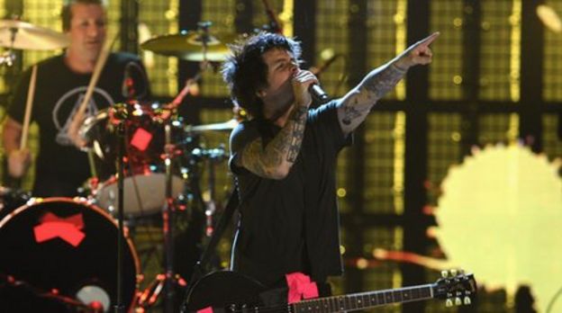 Green Day play new material at intimate London gig - BBC News
