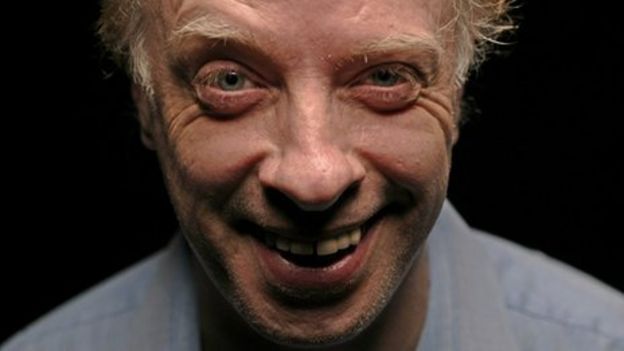 Dundee play suspended over actor Robert Paterson's death - BBC News