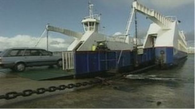 Sandbanks ferry suspended after ramp fails - BBC News
