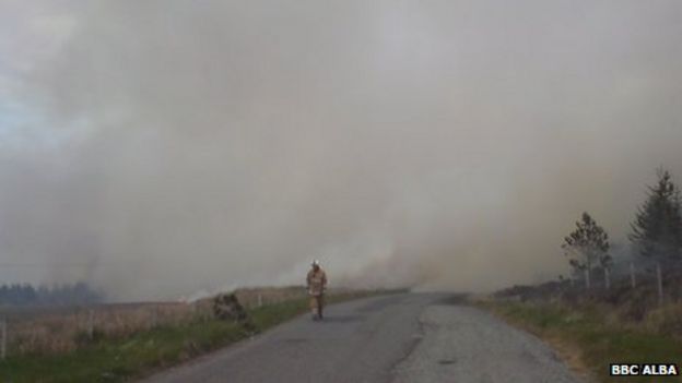 Highlands and Islands fire crews praised for Lewis blaze efforts - BBC News