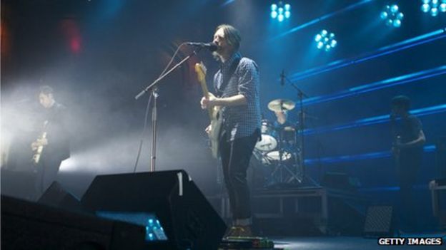 Radiohead lead tributes to stage collapse victim - BBC News