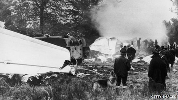 Surrey memorial service marks Staines air crash - BBC News