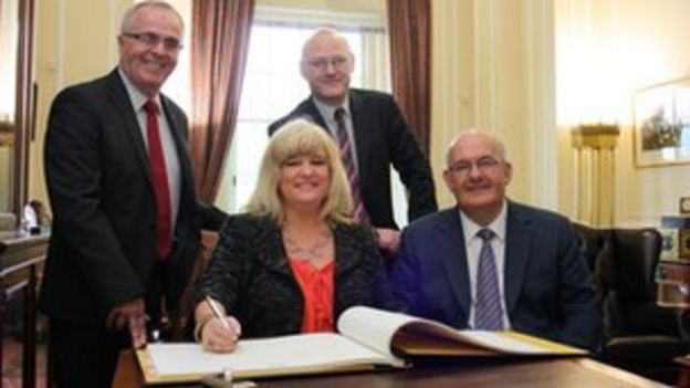 Maeve McLaughlin sworn in as new Sinn Fein MLA for Foyle - BBC News