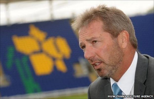 Cricketer Tom Maynard dies after being hit by Tube train - BBC News