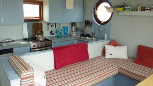 UK's 'most expensive' beach hut sells for £170,000 in Dorset - BBC News