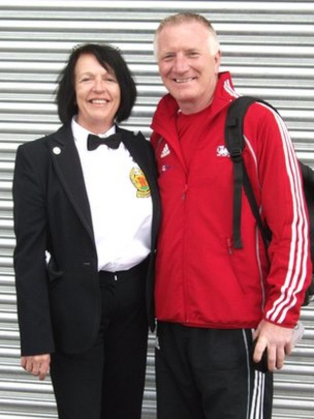 Female boxing ref first for Wales - BBC News