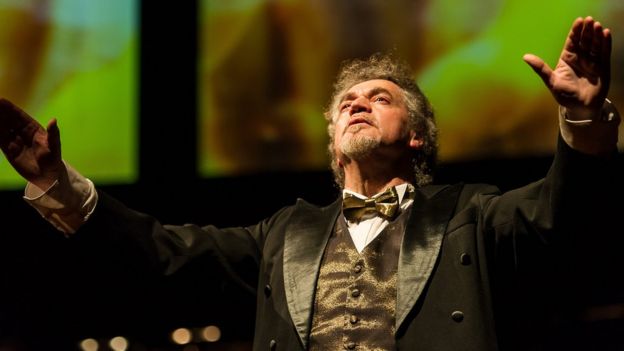 Opera North's Richard Farnes departs with The Ring - BBC News