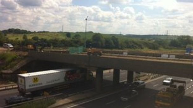 M1 in Bedfordshire reopens after bridge removed - BBC News