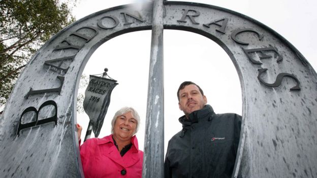 Blaydon Race runners to set off with 1861 hand bell - BBC News