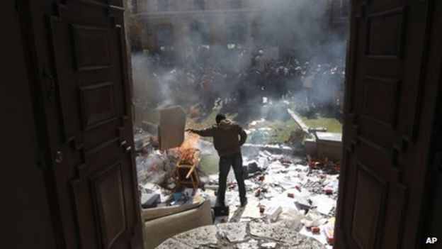 Bolivian police protests turn violent and spread - BBC News