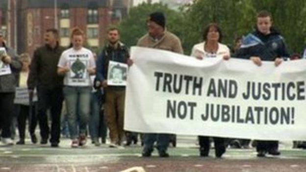 Republicans hold Belfast demonstration against Queen's visit - BBC News