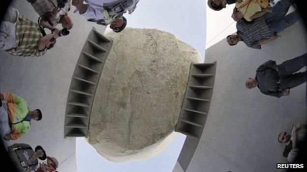Boulder on show at Los Angeles art museum - BBC News