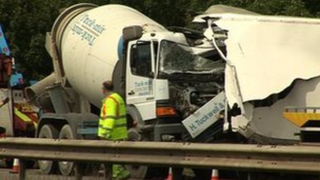 Cement mixer crash blocks A34 in Oxfordshire - BBC News