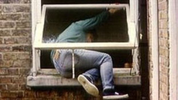 Crime figures show increase in burglaries and fraud offences - BBC News