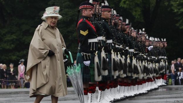 In pictures: The Queen in Scotland - BBC News