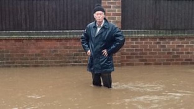 Derbyshire suffers flash flooding amid heavy rain - BBC News