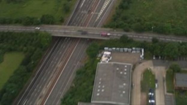 M4 closure: Drivers told to stay away - BBC News