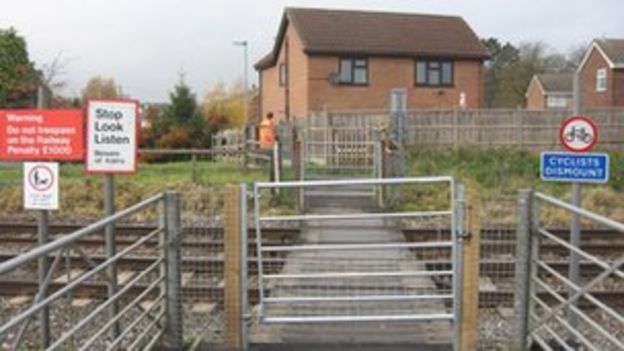 Network Rail to install footbridge over Branston crossing - BBC News