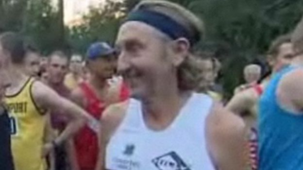 Ron Hill, 76, completes 50-year run feat in Heaton Park - BBC News