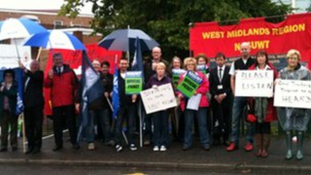 Nuneaton college staff strike over accusations of 'bullying' - BBC News