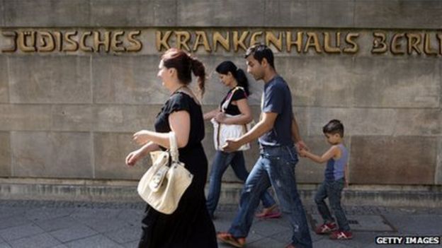 German circumcision ban: Is it a parent's right to choose? - BBC News
