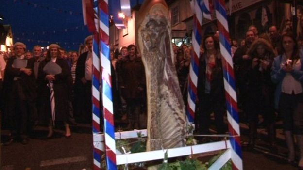 Dunmow Flitch Trials: 'Undying love' couples get their bacon - BBC News