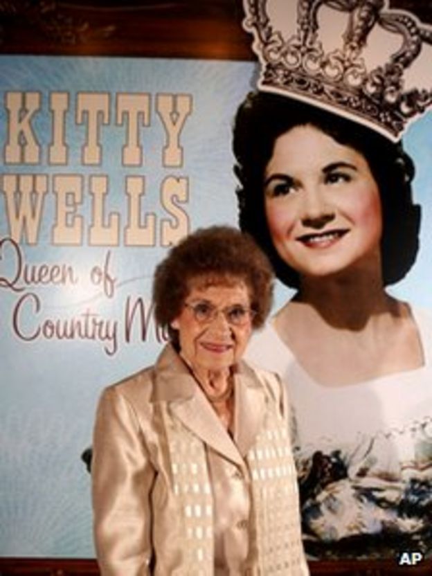 Country singer Kitty Wells dies at 92 - BBC News
