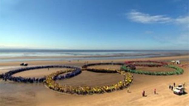 Sefton children 'break Olympic human ring world record' - BBC News