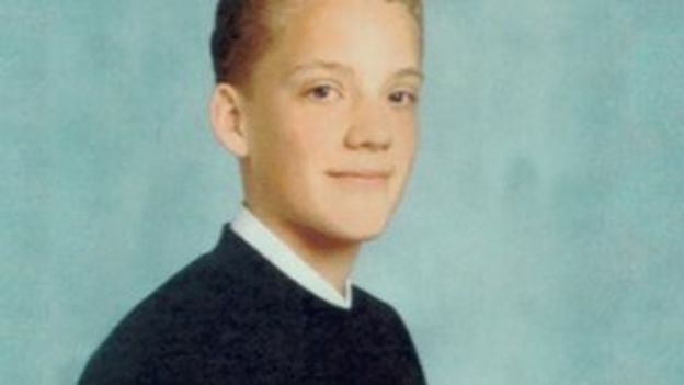 'Scream' knife victim Ashley Murray dies in Porsche crash - BBC News