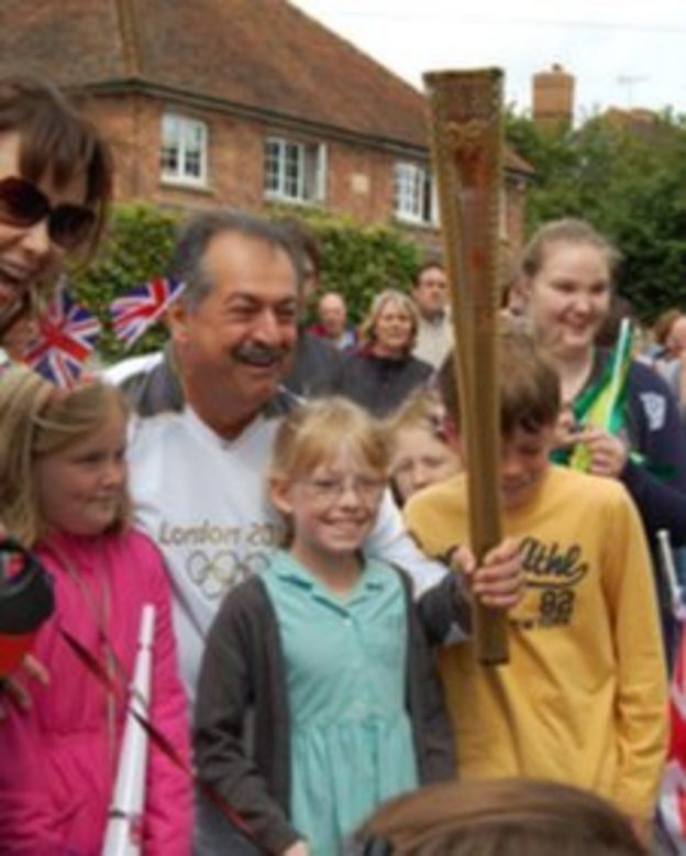 London 2012: Huge crowds as Hamstreet village sees Olympic flame - BBC News