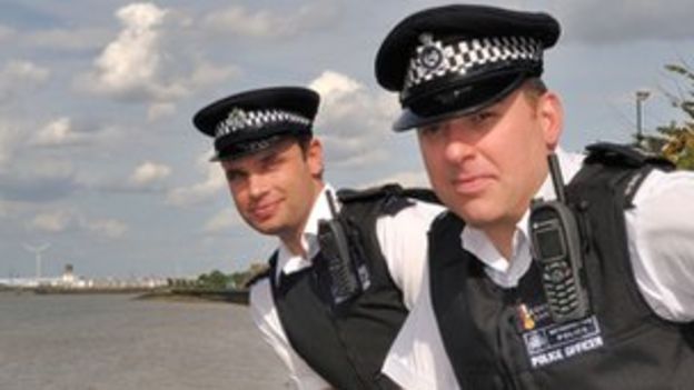 Metropolitan Police officers praised over river rescue - BBC News