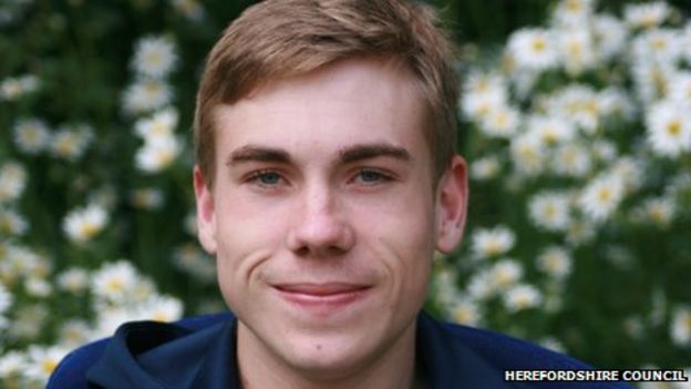 Cameron Wood from Herefordshire to carry Paralympic flame - BBC News