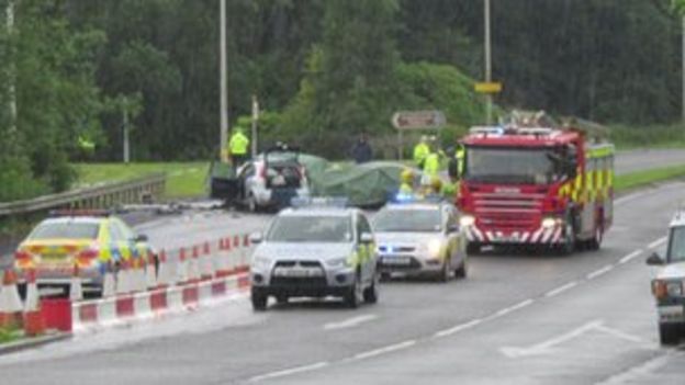 Three men killed in three-car crash in Cumbernauld - BBC News