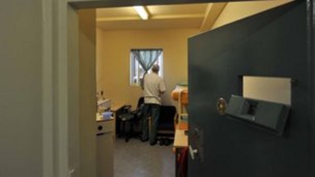 Chief Inspector of Prisons urges jail remand overhaul - BBC News